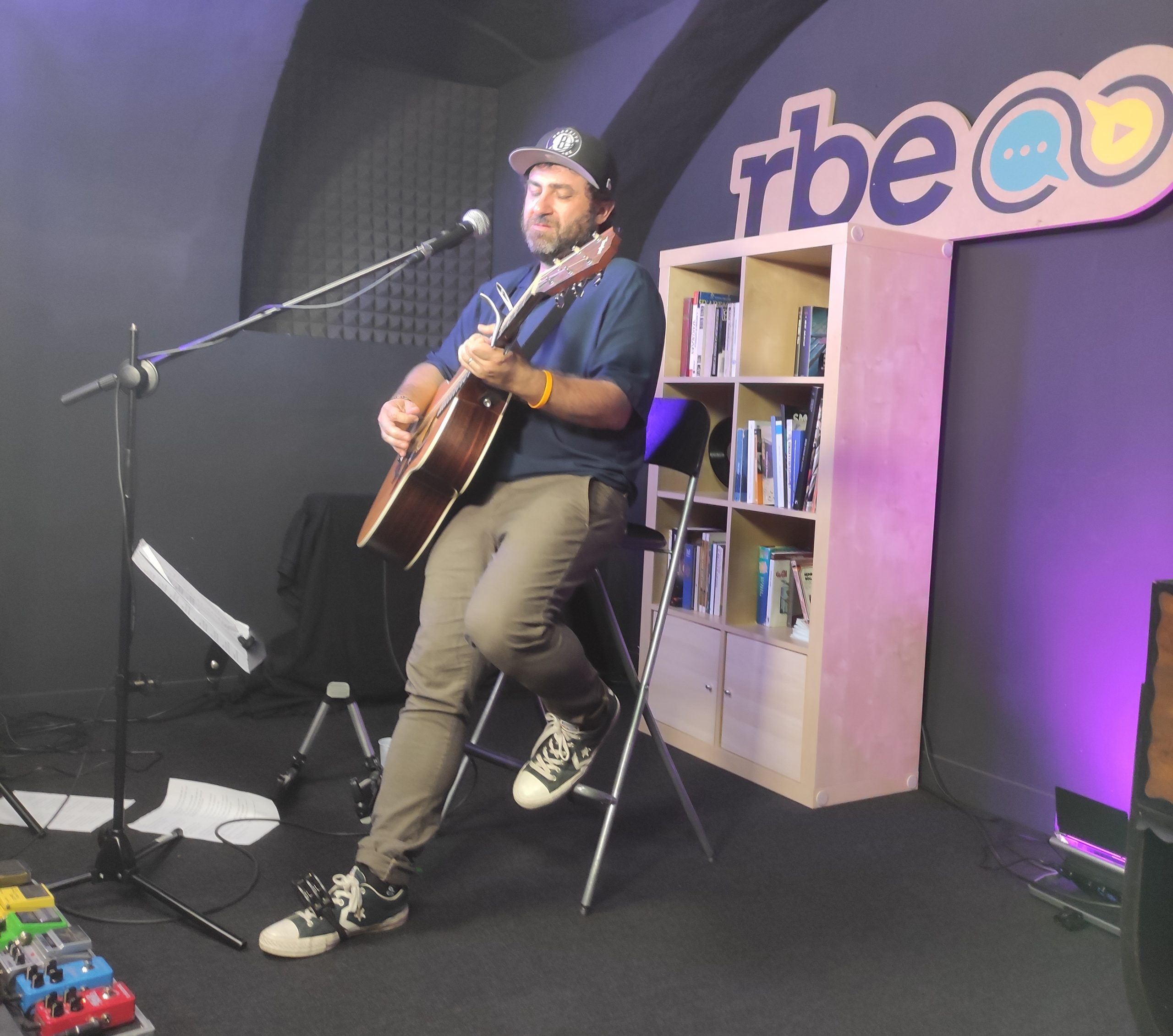 Chi è Adam Smith live acustico su RBE radio TV | Radio RBE